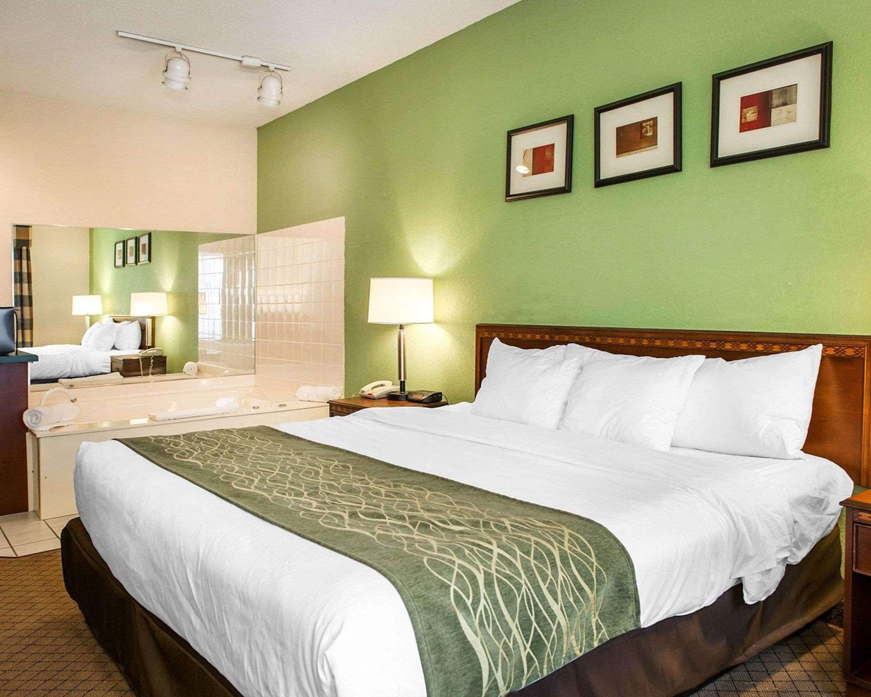 Minibar, com mobília individualizada, secretária 