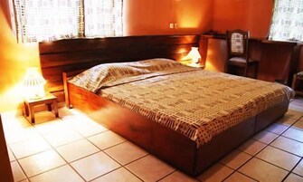 Quarto casal superior | Roupas de cama premium, cofres nos quartos, escrivaninha