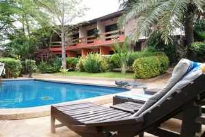 Piscina externa, guarda-sóis, espreguiçadeiras