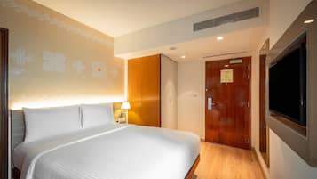 Quarto Standard, 1 cama queen-size | Cofre no quarto, secretária, cortinas/cortinados opacos