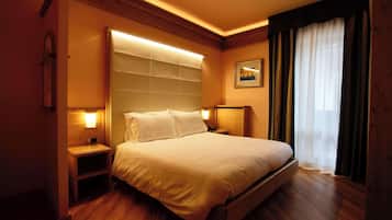 Quarto Standard, 1 cama queen-size, varanda, vista para a montanha | Cofre no quarto, secretária, Wi-fi grátis, roupa de cama fornecida