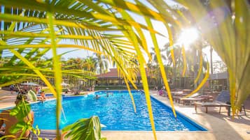 2 piscinas exteriores, espreguiçadeiras