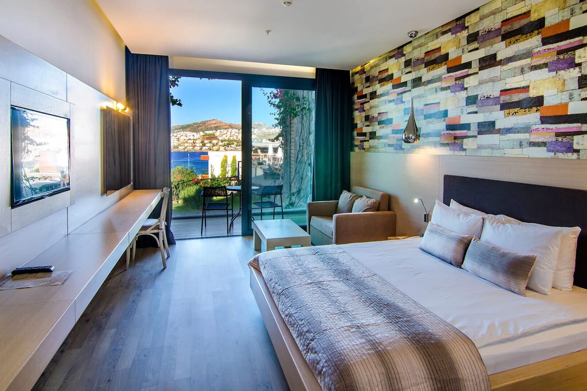 Roupa de alta qualidade, minibar grátis, cofre no quarto