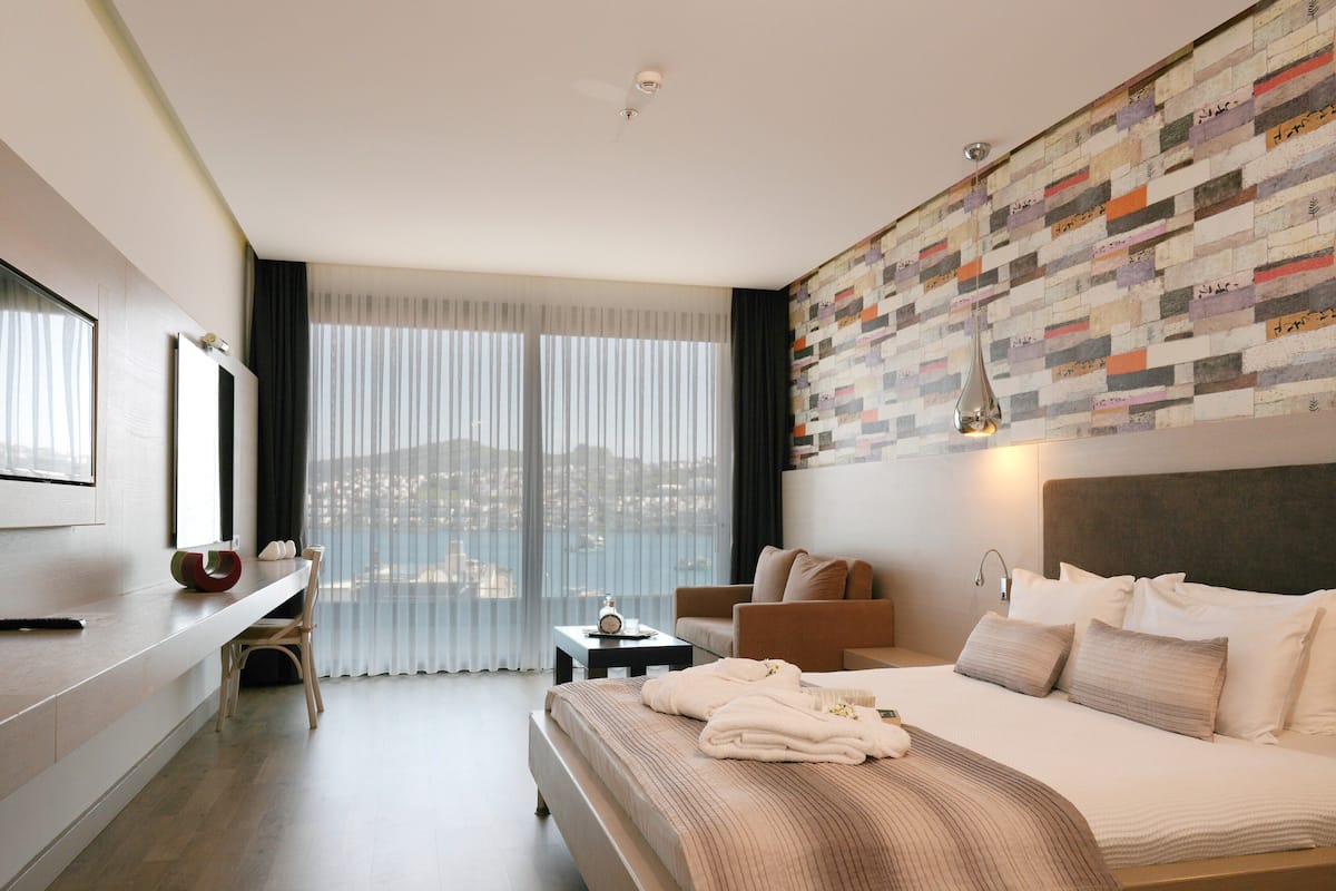 Roupa de alta qualidade, minibar grátis, cofre no quarto