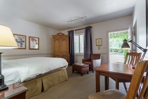 Accessible King Room | Camas com colchões pillow-top, escrivaninha