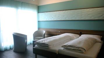 Roupa hipoalergénica, edredões de penas, cofre no quarto, secretária