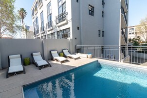 Piscina exterior, espreguiçadeiras 