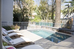 Piscina exterior, espreguiçadeiras 