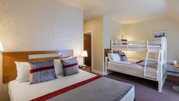 Quarto Familiar (2 adults and Children) | Cofre com capacidade para portátil, secretária