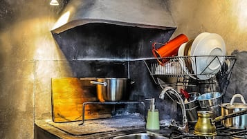 Um frigorífico, um micro-ondas, um forno, uma placa de cozinha