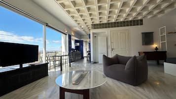 Apartment, Balcony, Mountain View (No.8) | Sala de estar | Smart TV de 55 polegadas com canais digitais, Netflix