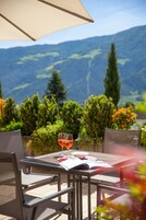 Terraço com espreguiçadeiras