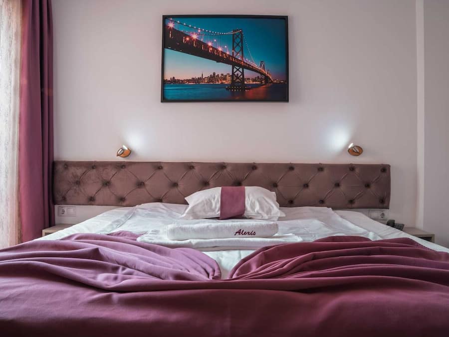 Quarto casal standard | Camas Select Comfort, frigobar, cofres nos quartos, escrivaninha