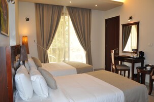 Minibar, cofre no quarto, secretária 