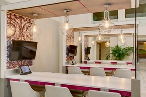 Serve jantares e happy hour 