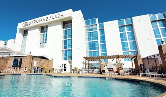 Piscina exterior, guarda-sóis, espreguiçadeiras 