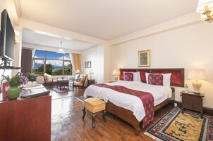 Suíte luxo | Cofres nos quartos, individualmente decorados, Wi-Fi de cortesia