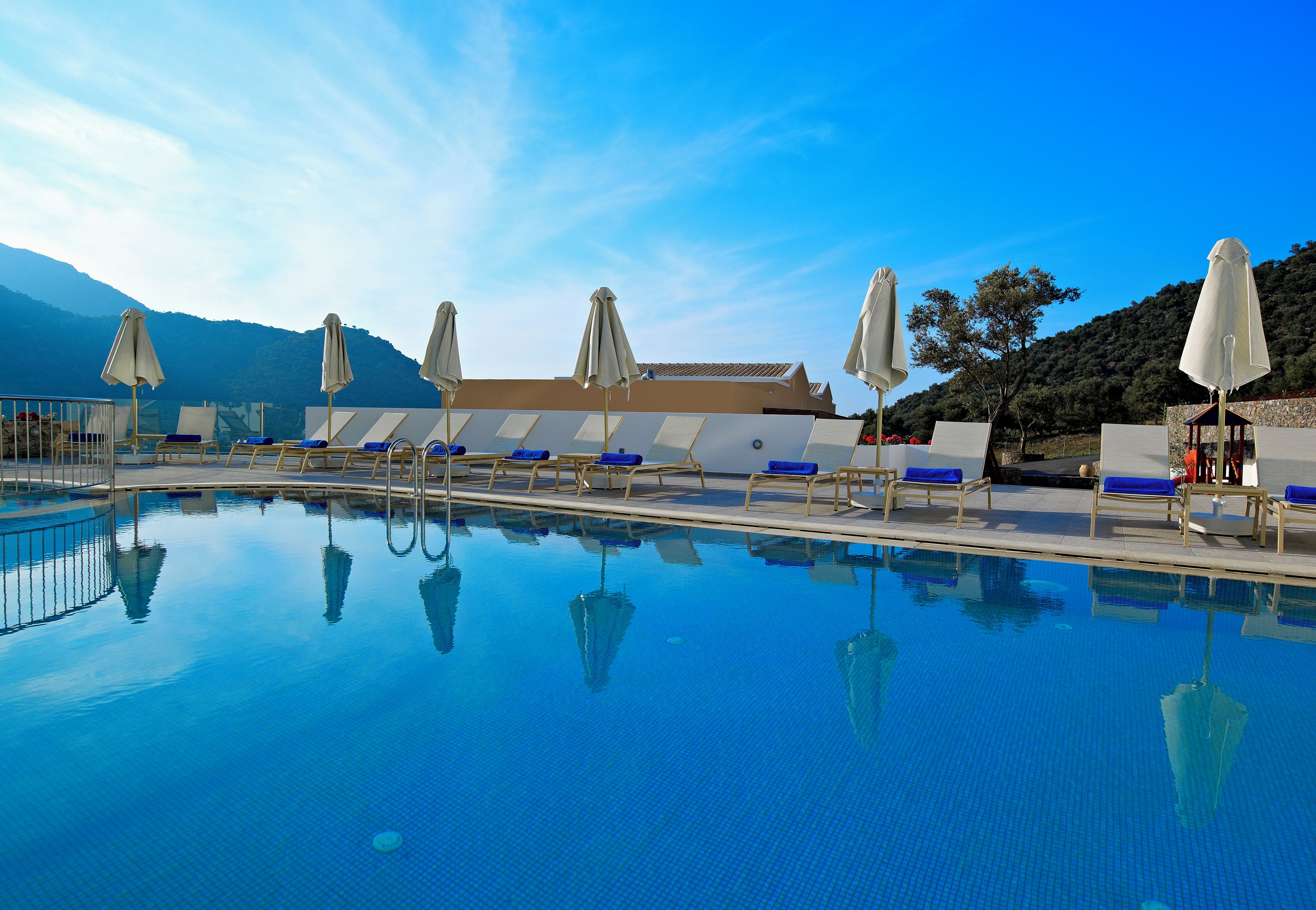 Piscina interior, guarda-sóis, espreguiçadeiras 