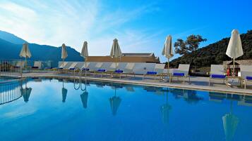 Piscina interior, guarda-sóis, espreguiçadeiras