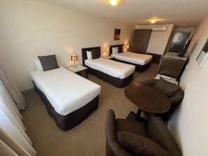 Quarto Triplo Deluxe (Twin) | Minibar, ferro/tábua de engomar, Wi-fi grátis, roupa de cama fornecida 