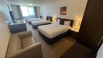 Quarto Triplo Deluxe (Twin) | Minibar, ferro/tábua de engomar, Wi-fi grátis, roupa de cama fornecida