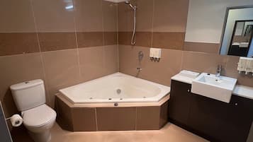 Suite Executiva, banheira de hidromassagem | Casa de banho | Um secador de cabelo, toalhas fornecidas