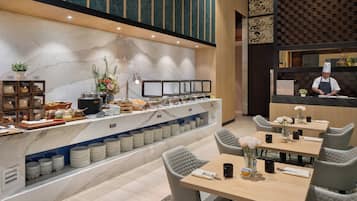 Pequeno-almoço tipo buffet diário (41.97 SGD por pessoa)