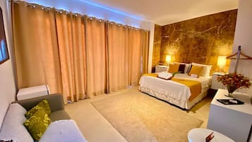 Quarto Twin Deluxe, 1 quarto, pátio | 1 quarto, minibar, cofre no quarto, Wi-fi grátis