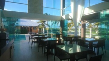 Café da manhã, almoço e jantar; culinária local 