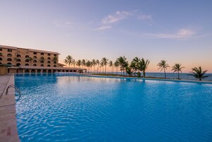 Piscina externa, espreguiçadeiras