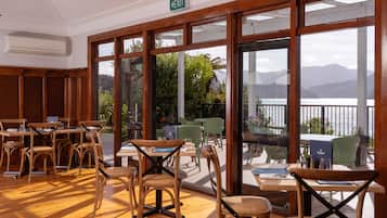 Serviço de café da manhã e jantar, restaurante ao ar livre