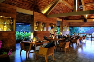 Pequenos-almoços, almoços, jantares servidos, com vista para o jardim