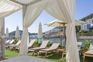 Terraço com espreguiçadeiras