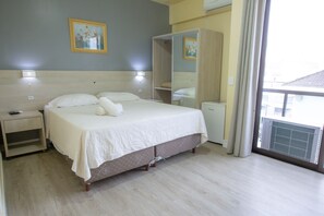 Minibar, cofre no quarto, secretária 