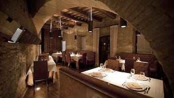 Serviço de café da manhã, culinária italiana, vistas para a piscina