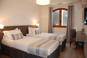 Quarto Twin Standard | Roupa de alta qualidade, cofre no quarto, secretária, Wi-fi grátis