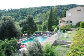 Piscina exterior, guarda-sóis, espreguiçadeiras