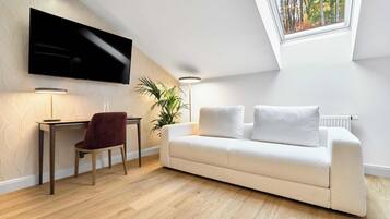 Quarto Duplo (with extra bed) | Sala de estar | TV plasma