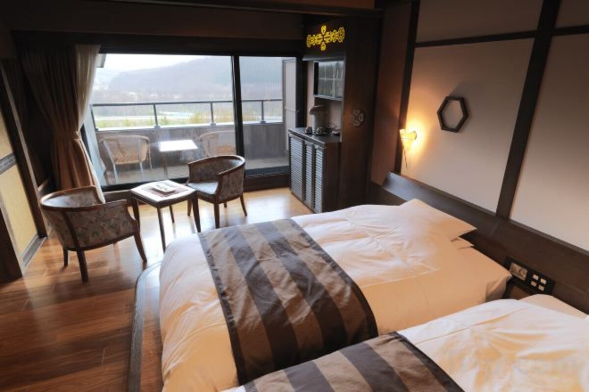 Cofres nos quartos, escrivaninha, Wi-Fi de cortesia, roupa de cama