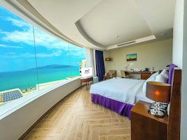 Quarto Sénior, 1 cama king-size, vista para o oceano (King) | Minibar, cofre no quarto, secretária, cortinas/cortinados opacos 