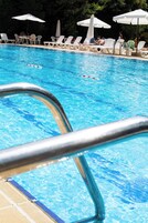 Piscina interna, piscina externa sazonal, guarda-sóis, espreguiçadeiras