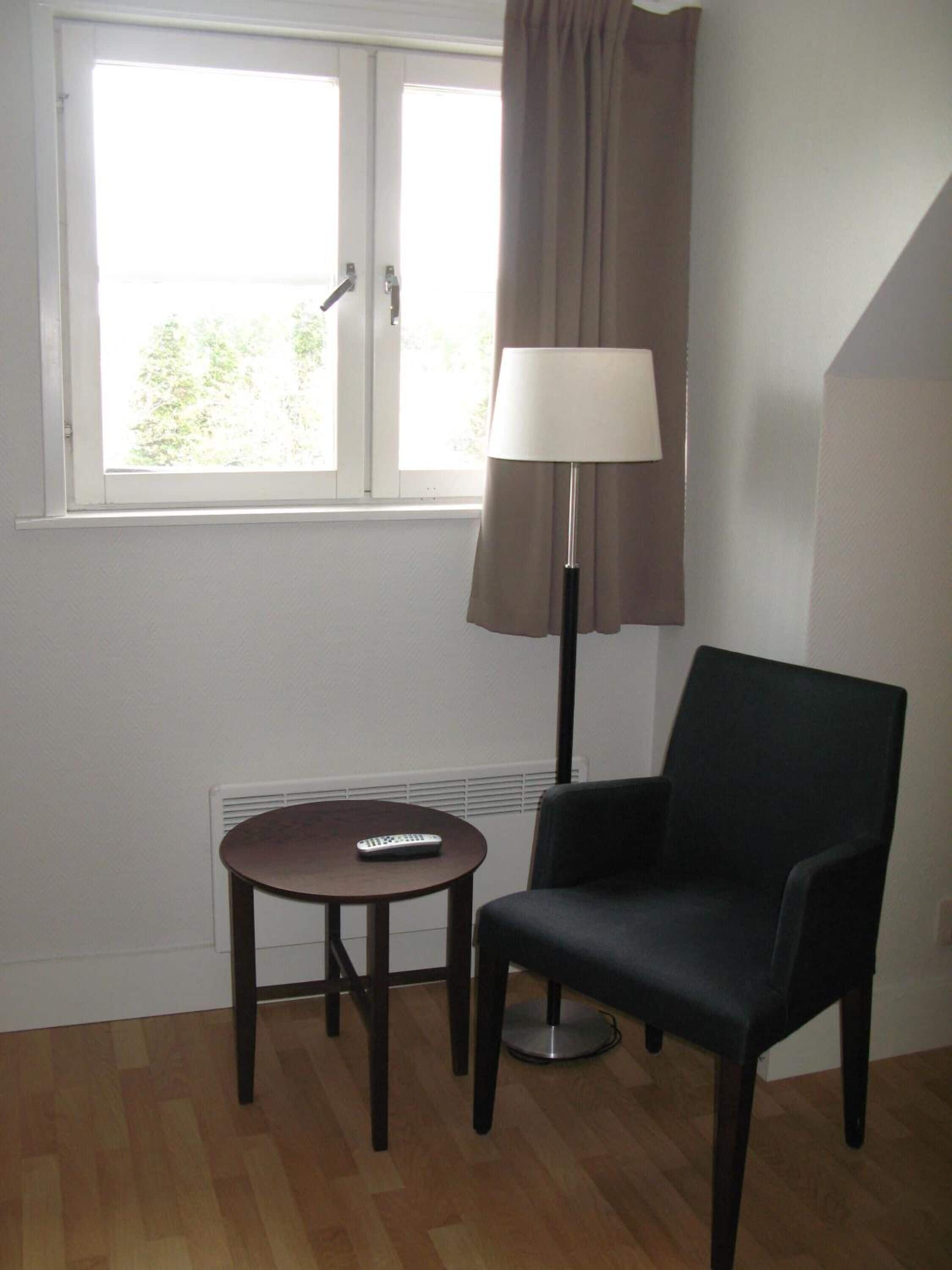 Secretária, ferro/tábua de engomar, berços/camas para crianças grátis 