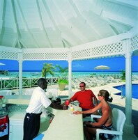 Bar à beira da piscina