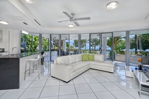 Penthouse, 3 quartos, junto ao mar (Ground Floor) | Sala de estar | Televisor LCD de 42 polegadas com canais digitais, televisor