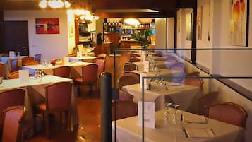 Pequenos-almoços e jantares servidos, incluindo cozinha local