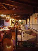 Pequenos-almoços e jantares servidos, incluindo cozinha local