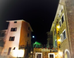 Fachada do alojamento (tarde/noite)