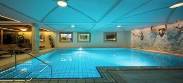 Piscina interna, espreguiçadeiras