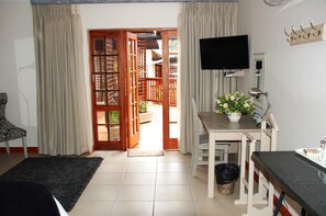 Superior Room Self-Catering | Área de estar | TV de tela plana, pisos aquecidos