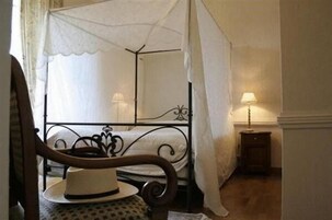 Minibar, secretária, quartos insonorizados 